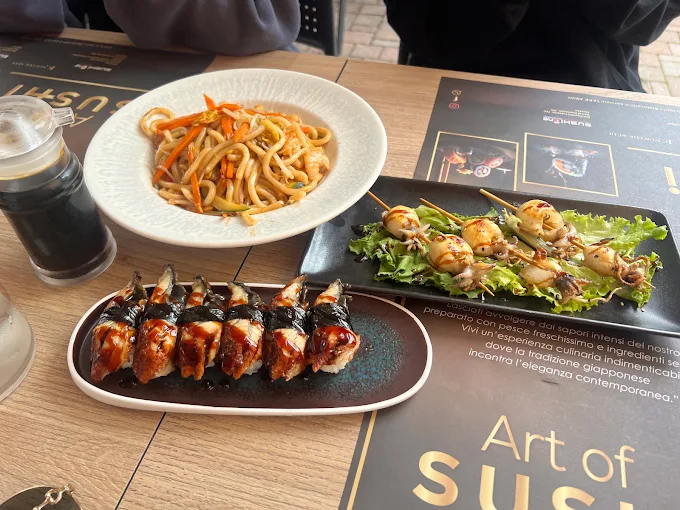 Yaki udon, spiedini di calamaro e roll glassati